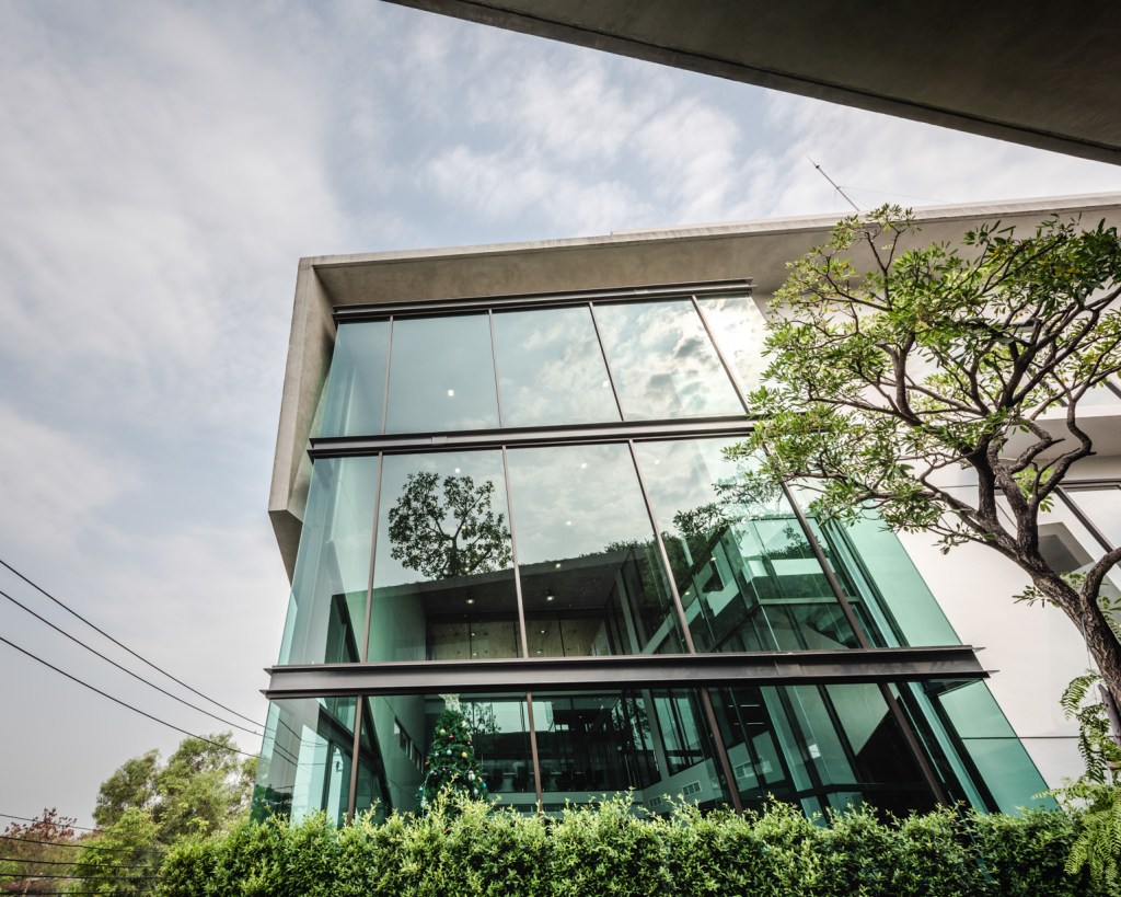 EXION OFFICE BUILDING สถาปัตยกรรมเคลื่อนที่ ด้วยไดนามิกจากเส้นสายโฉบ ...