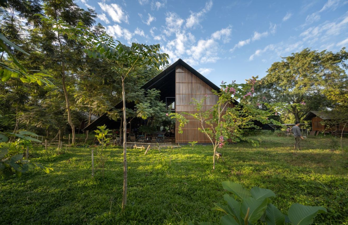 Sher Maker สตูดิโอออกแบบที่โอบกอดธรรมชาติและการหลอมรวมกันระหว่างงานและ ...