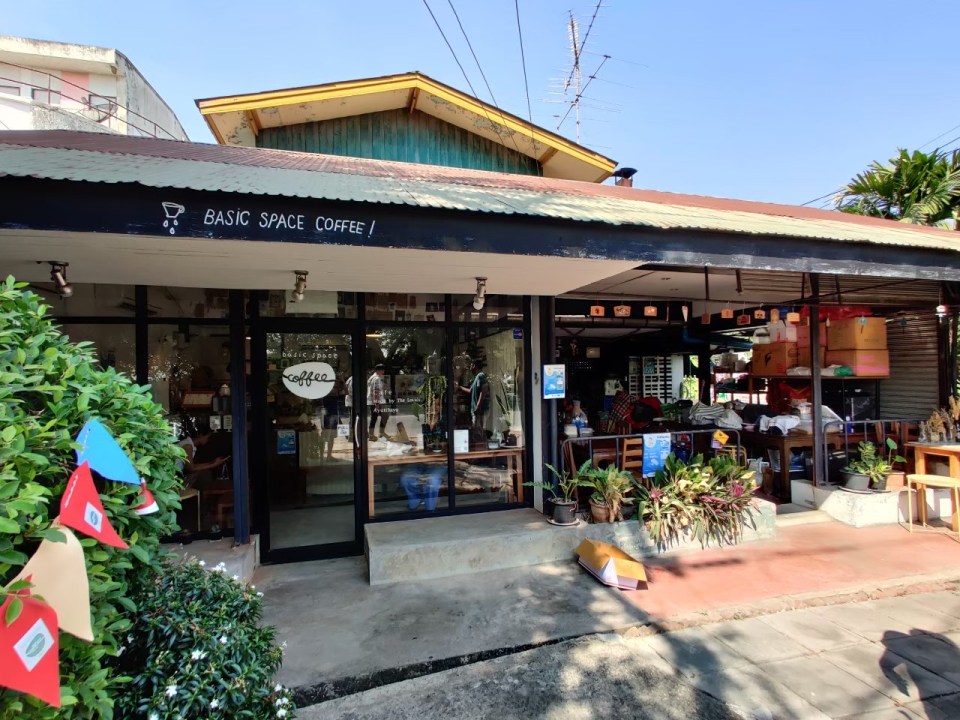 Basic Space Coffee จิบกาแฟในสเปซสุดเรียบง่ายที่ทักทายผู้คนผ่านองค์ ...