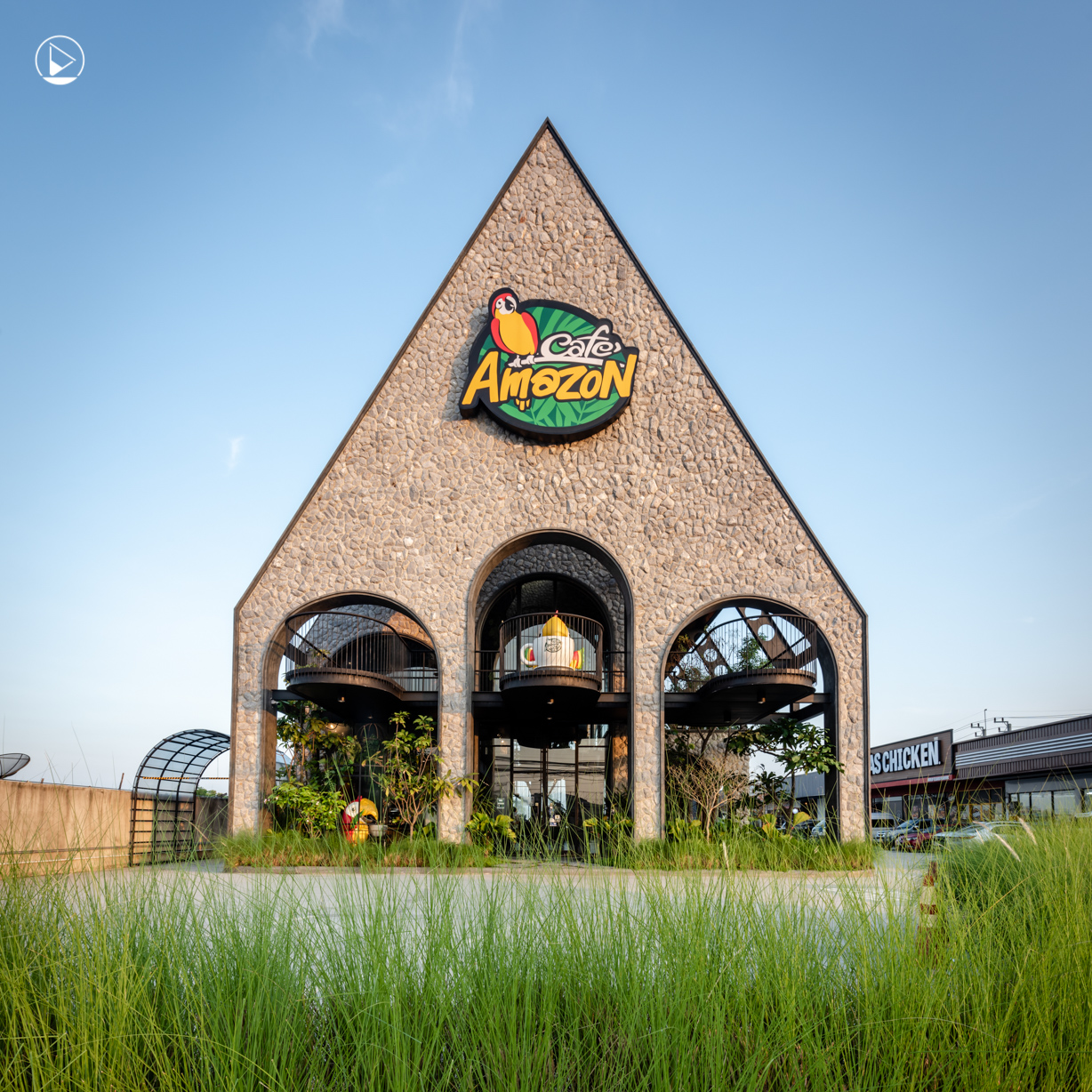 Café Amazon เมื่อสถาปัตยกรรมและธรรมชาติถูกออกแบบให้เป็นป่าที่ห่อหุ้ม ...