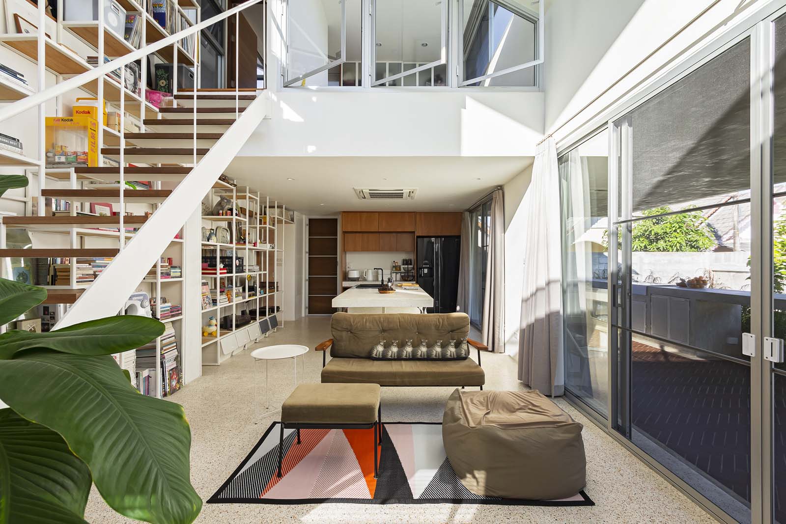 Right Triangle House ดีไซน์เรียบง่ายของบ้านสามเหลี่ยมที่เปี่ยมไปด้วย ...