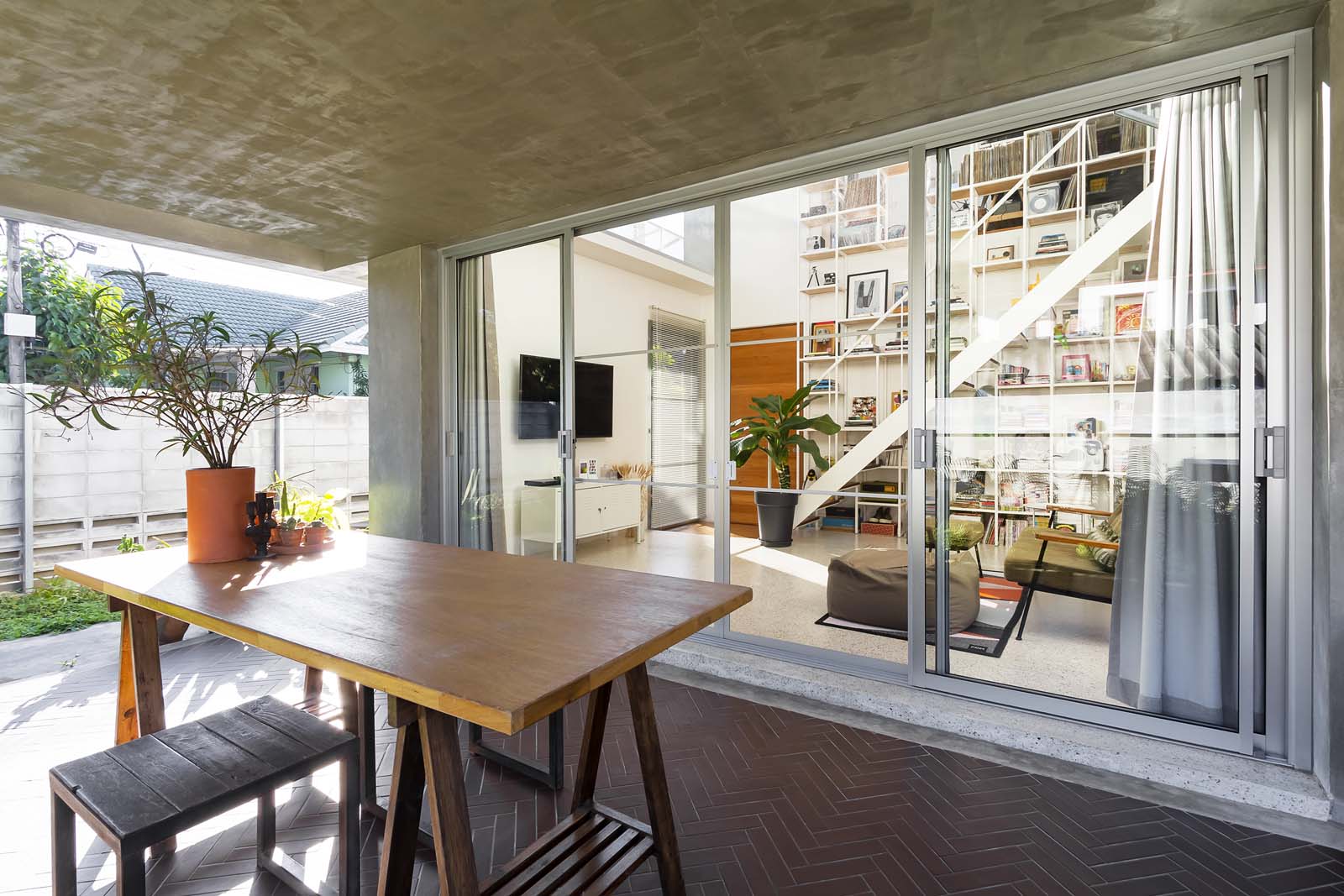 Right Triangle House ดีไซน์เรียบง่ายของบ้านสามเหลี่ยมที่เปี่ยมไปด้วย ...