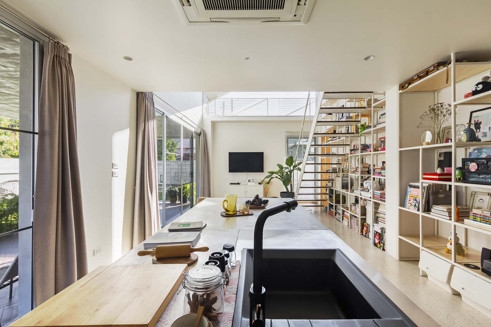 Right Triangle House ดีไซน์เรียบง่ายของบ้านสามเหลี่ยมที่เปี่ยมไปด้วย ...