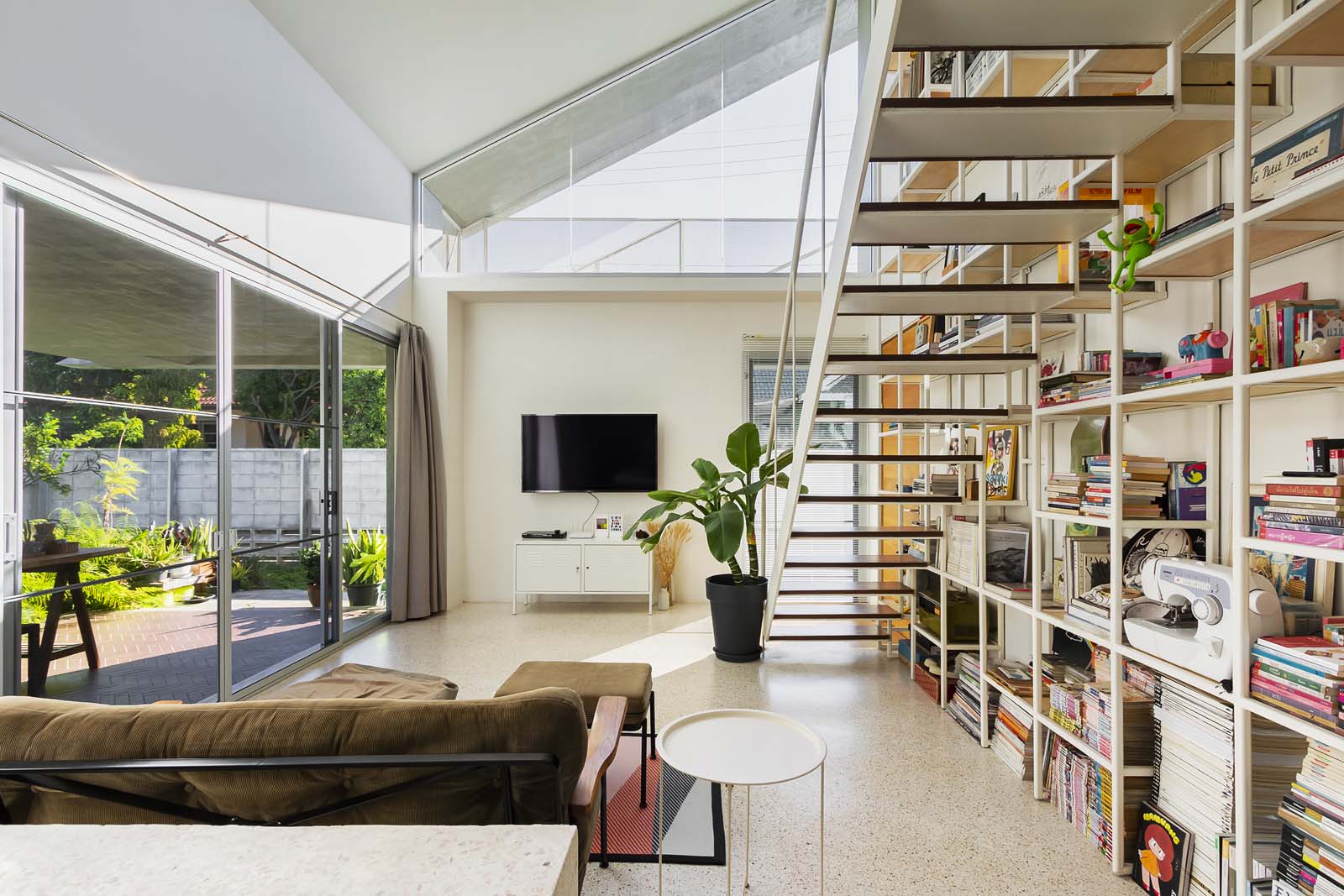 Right Triangle House ดีไซน์เรียบง่ายของบ้านสามเหลี่ยมที่เปี่ยมไปด้วย ...