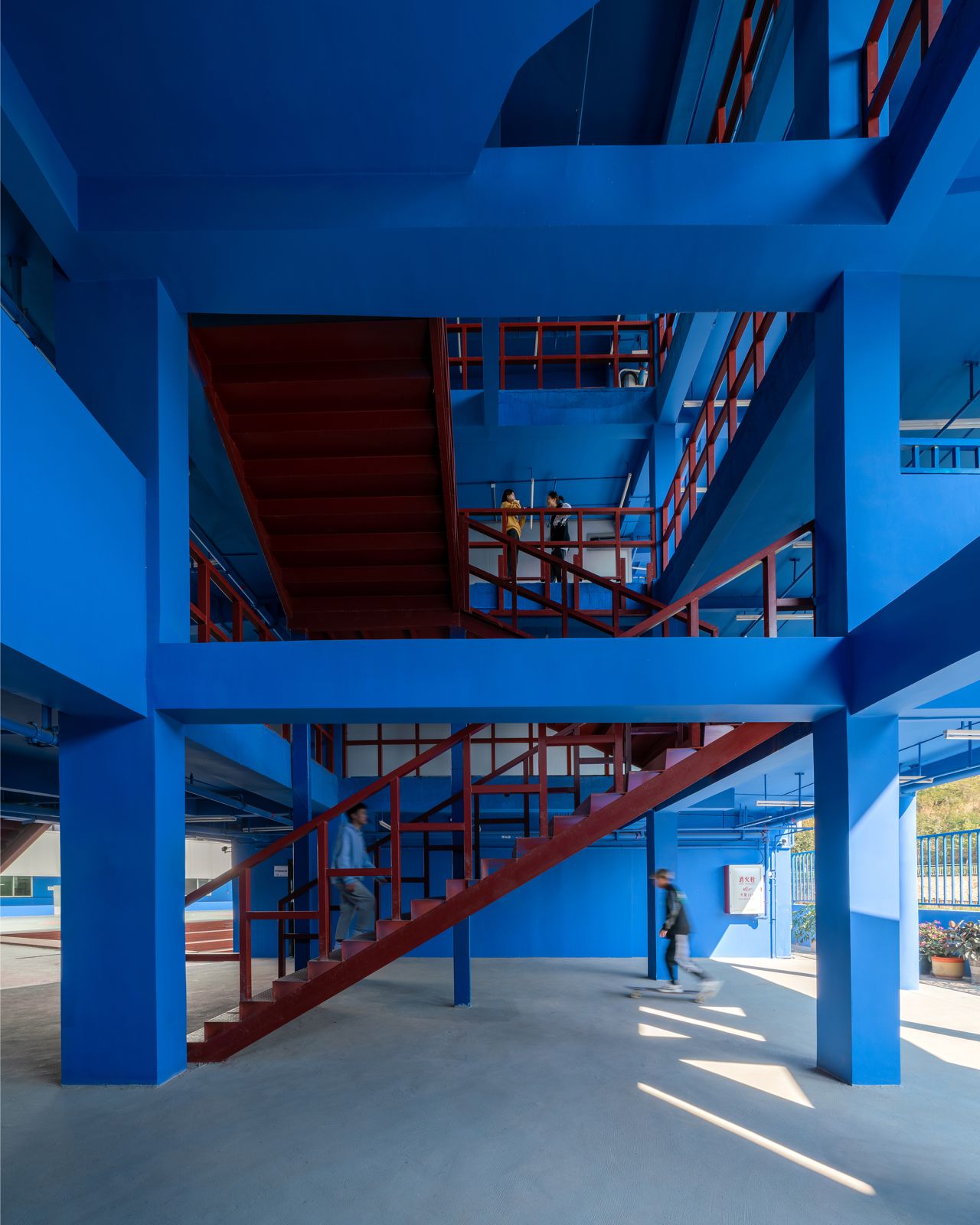 Art School in Blue & White ปรับเปลี่ยนอดีตที่ถูกทิ้งร้างให้เป็นอนาคตทาง ...