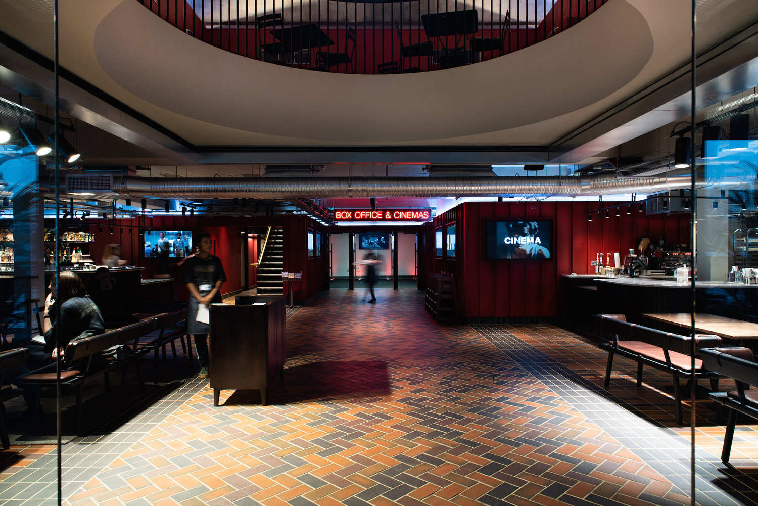 BFI Riverfront ดีไซน์ใต้ซอกสะพานที่คว้ารางวัลสถาปัตยกรรมยอดเยี่ยมบนเกาะ ...