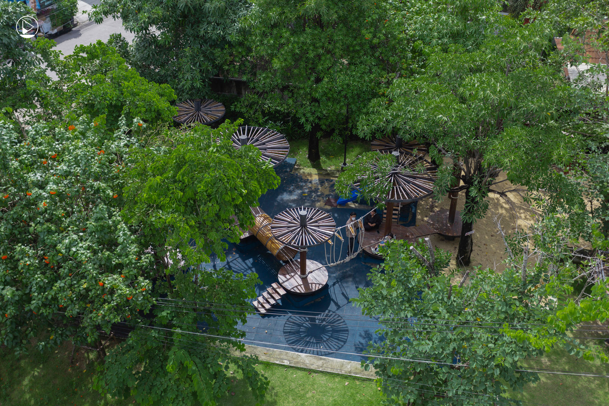 Tha Chalom Skyboat Library พื้นที่สาธารณะเพื่อชุมชนที่ออกแบบด้วยการรับ ...