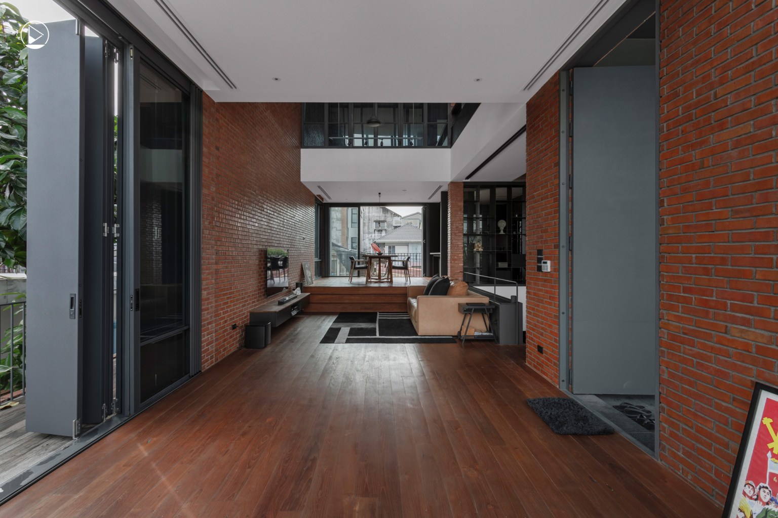 High Brick House บ้านอิฐลอยได้ที่สร้างความปลอดโปร่งผ่านสเปซโถงสูง ...