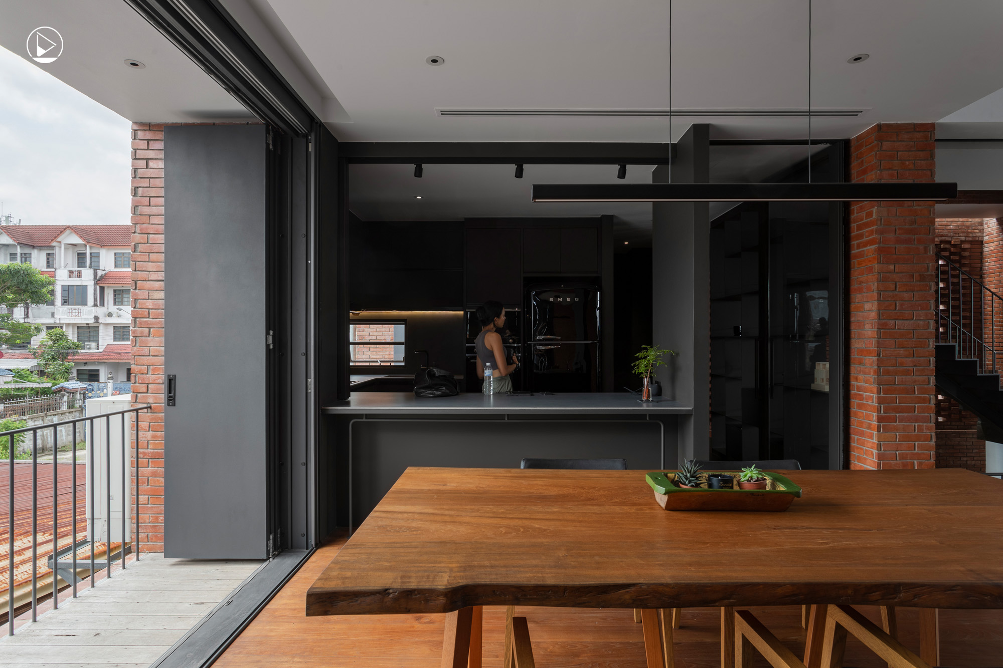 High Brick House บ้านอิฐลอยได้ที่สร้างความปลอดโปร่งผ่านสเปซโถงสูง ...