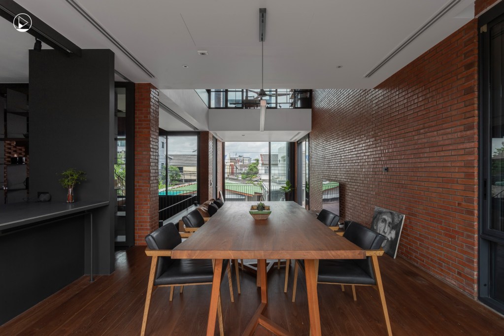 High Brick House บ้านอิฐลอยได้ที่สร้างความปลอดโปร่งผ่านสเปซโถงสูง ...