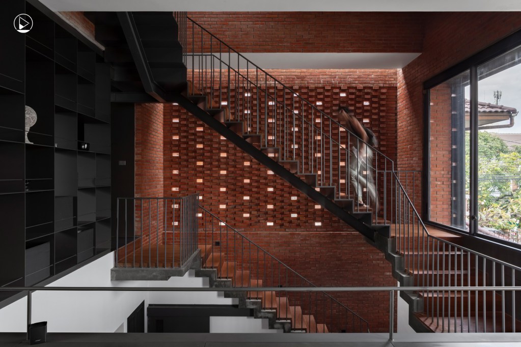 High Brick House บ้านอิฐลอยได้ที่สร้างความปลอดโปร่งผ่านสเปซโถงสูง ...