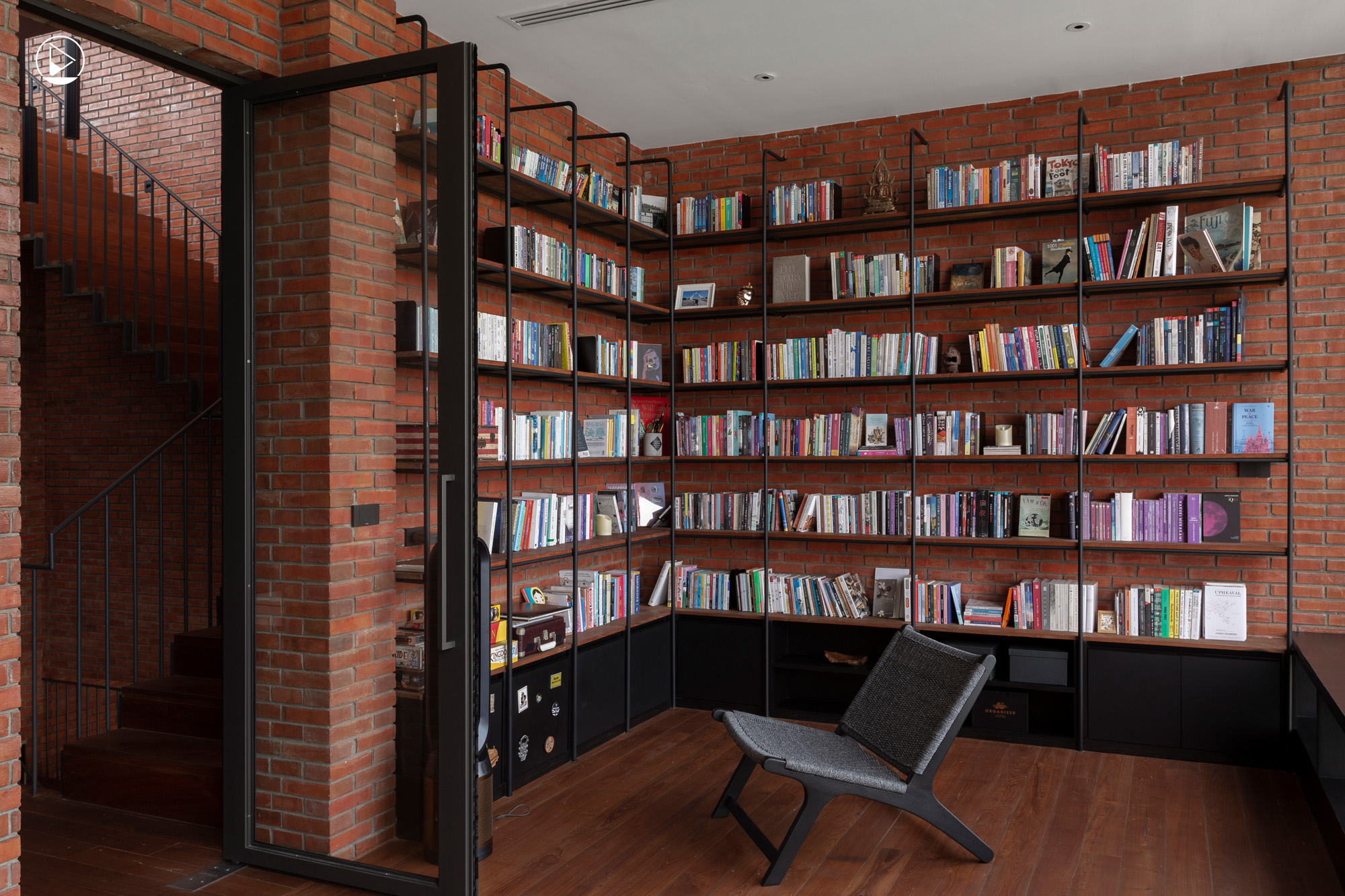 High Brick House บ้านอิฐลอยได้ที่สร้างความปลอดโปร่งผ่านสเปซโถงสูง ...