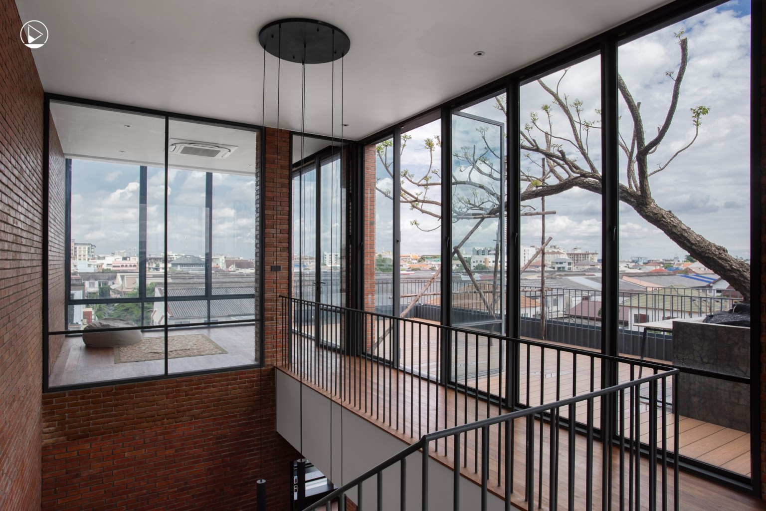 High Brick House บ้านอิฐลอยได้ที่สร้างความปลอดโปร่งผ่านสเปซโถงสูง ...