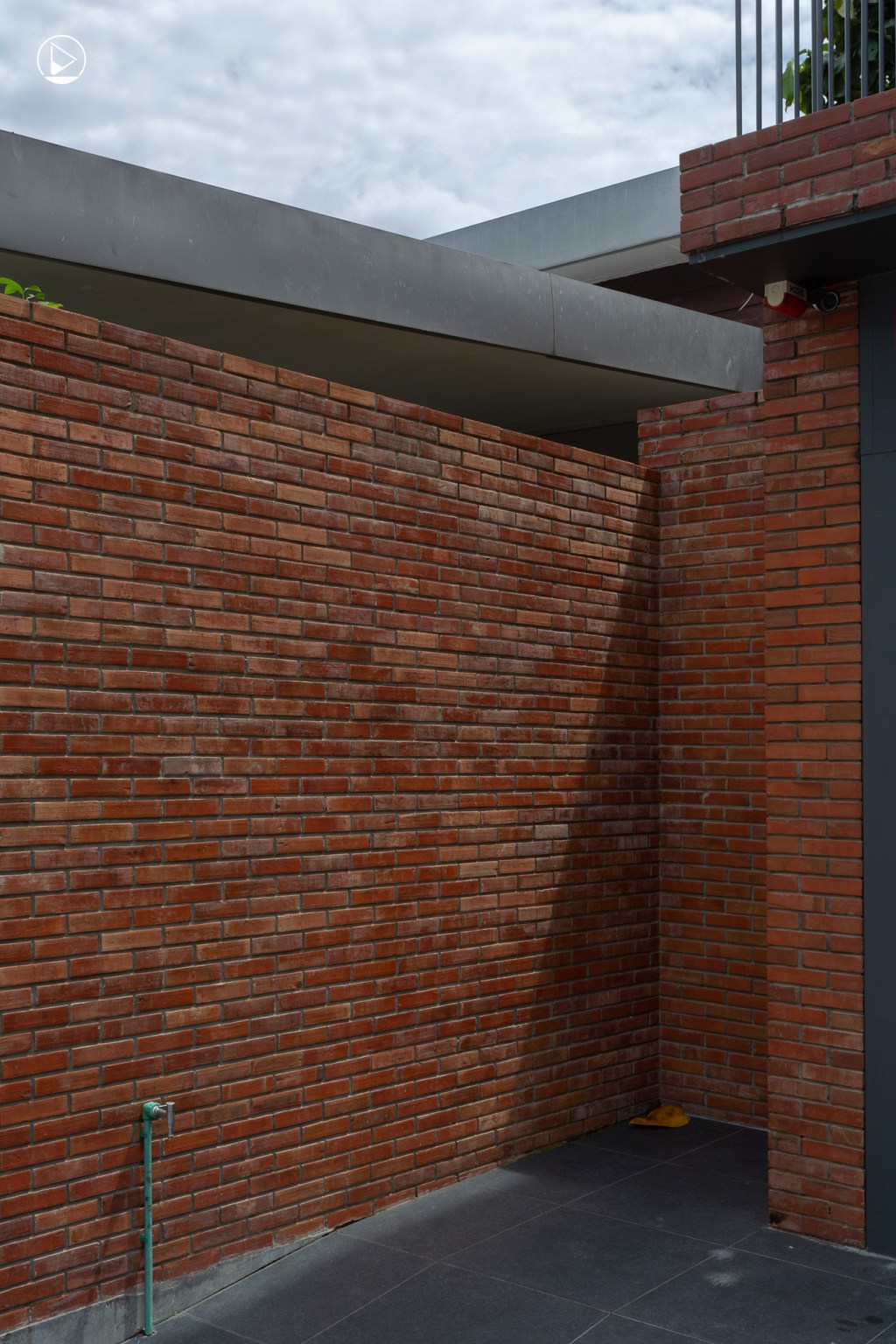 High Brick House บ้านอิฐลอยได้ที่สร้างความปลอดโปร่งผ่านสเปซโถงสูง ...