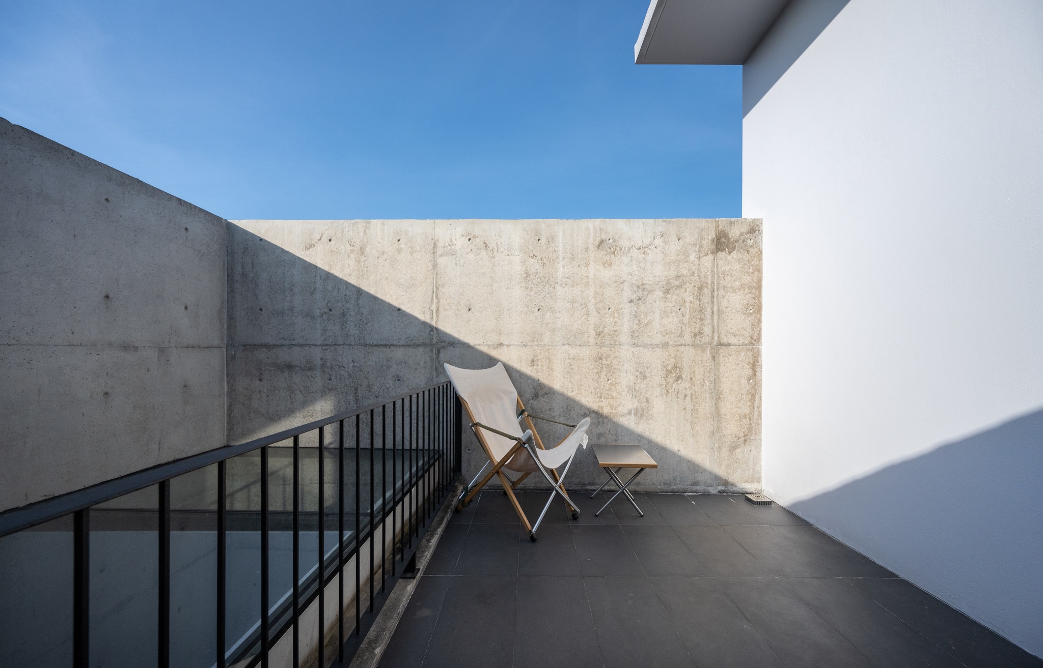 CONCRETE CAVE บ้านปิดนอก-เปิดในที่สร้างความลึกลับแต่ยังโปร่งโล่งอยู่ ...