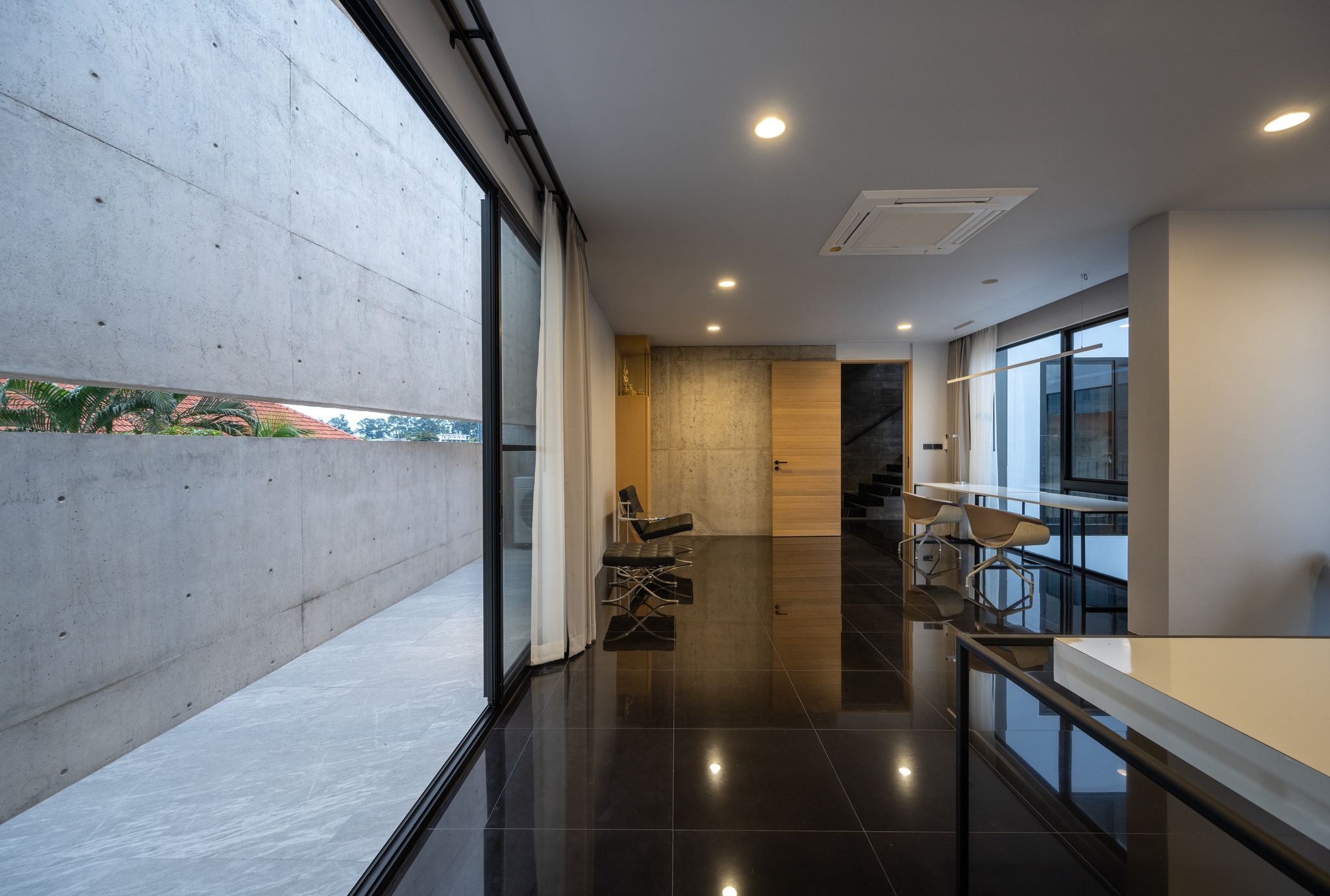 CONCRETE CAVE บ้านปิดนอก-เปิดในที่สร้างความลึกลับแต่ยังโปร่งโล่งอยู่ ...