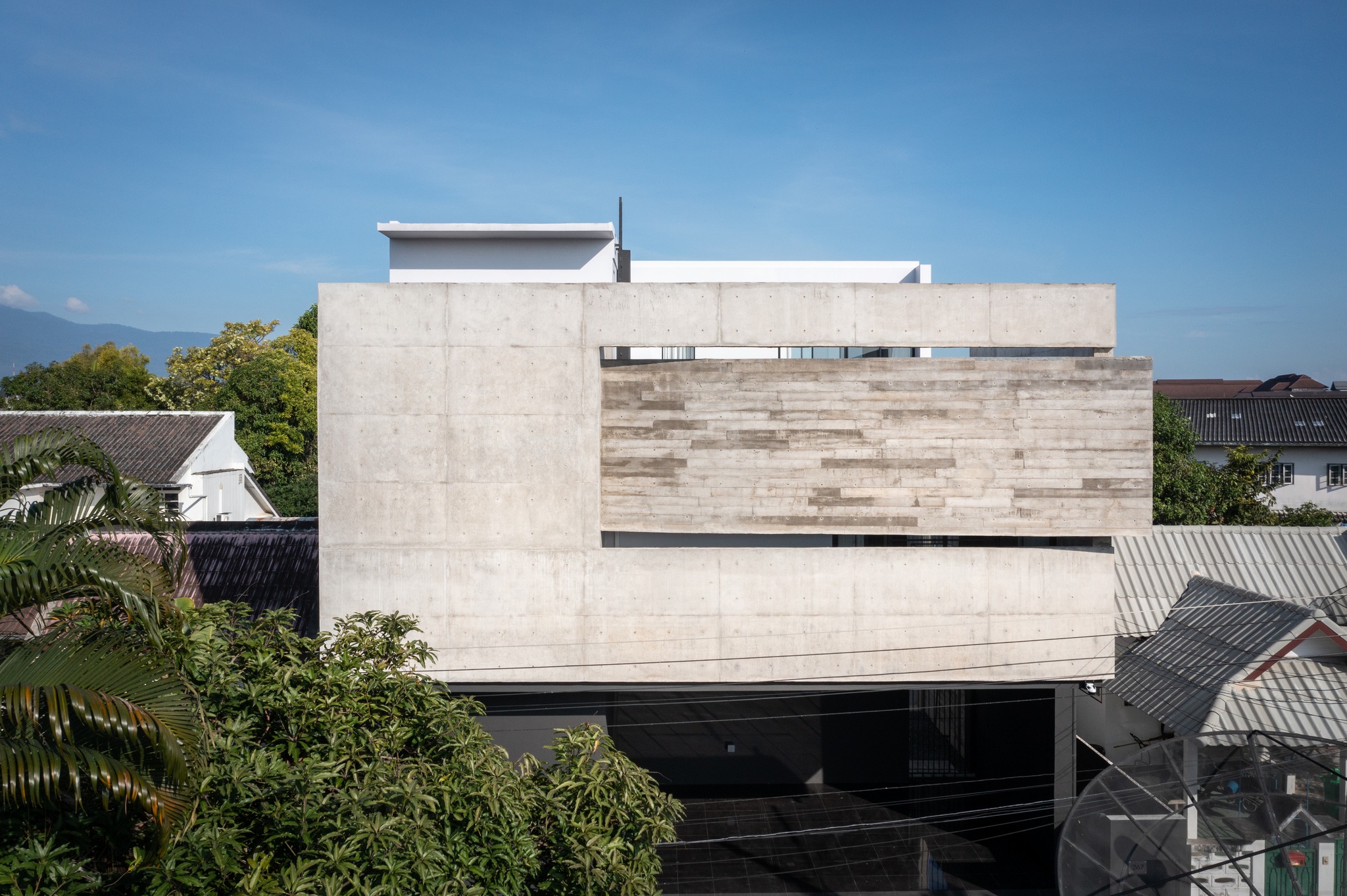 CONCRETE CAVE บ้านปิดนอก-เปิดในที่สร้างความลึกลับแต่ยังโปร่งโล่งอยู่ ...