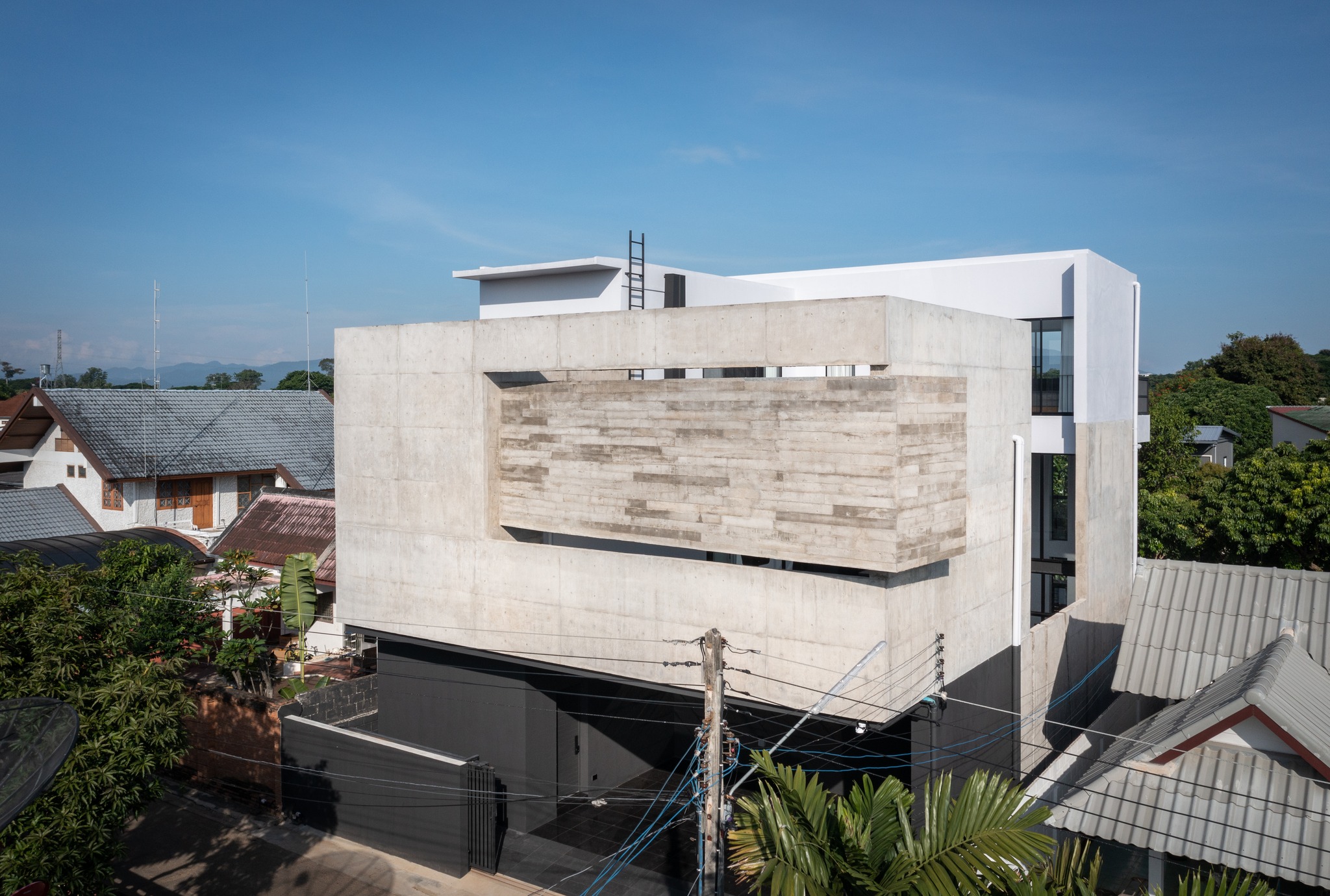 CONCRETE CAVE บ้านปิดนอก-เปิดในที่สร้างความลึกลับแต่ยังโปร่งโล่งอยู่ ...