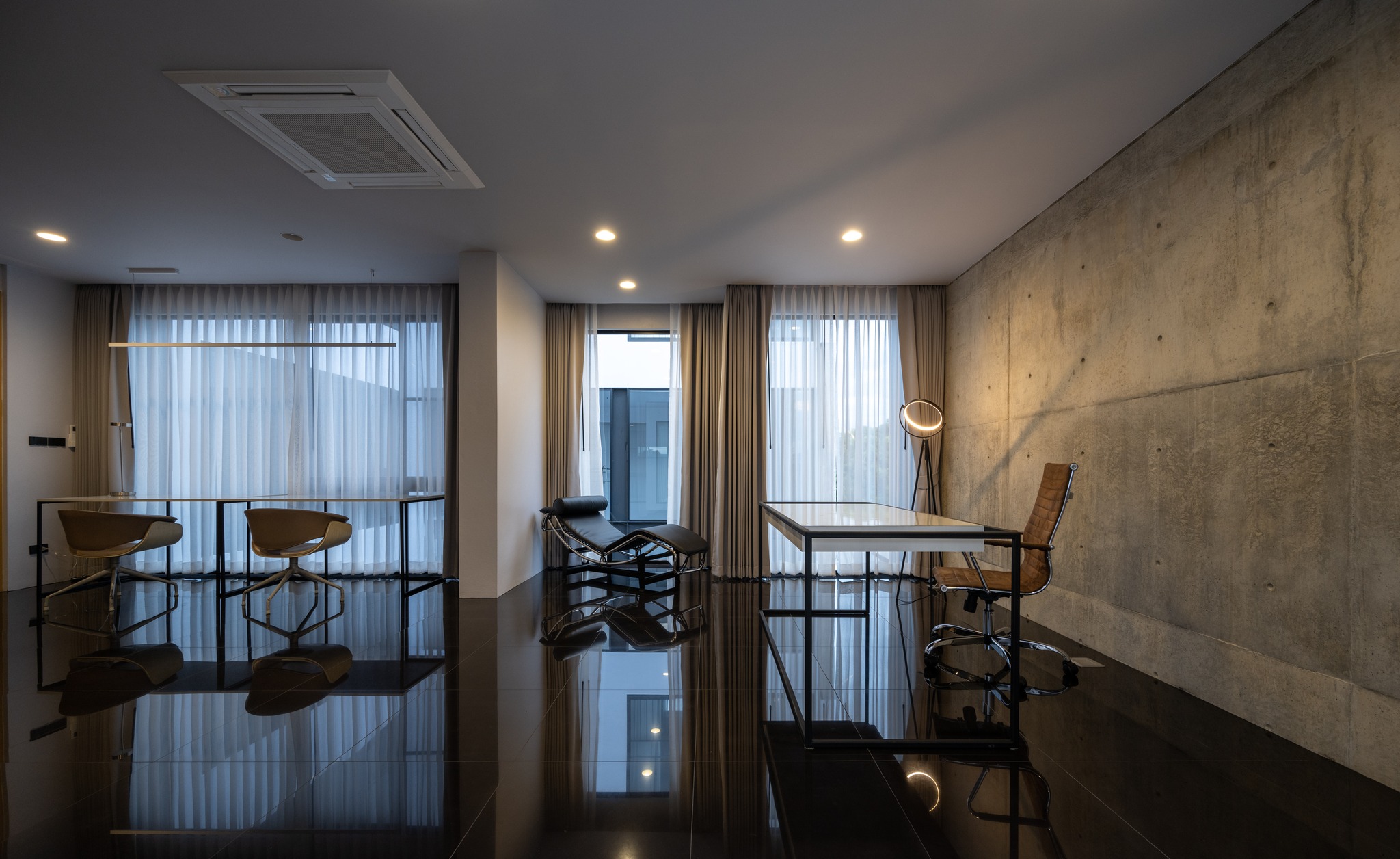 CONCRETE CAVE บ้านปิดนอก-เปิดในที่สร้างความลึกลับแต่ยังโปร่งโล่งอยู่ ...