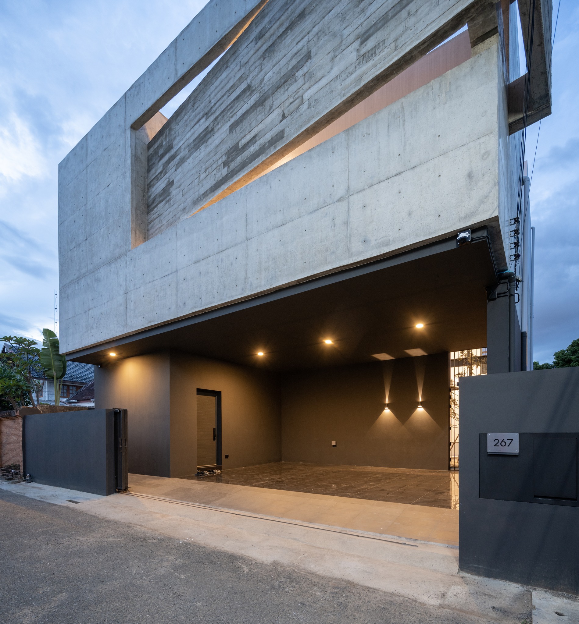 CONCRETE CAVE บ้านปิดนอก-เปิดในที่สร้างความลึกลับแต่ยังโปร่งโล่งอยู่ ...