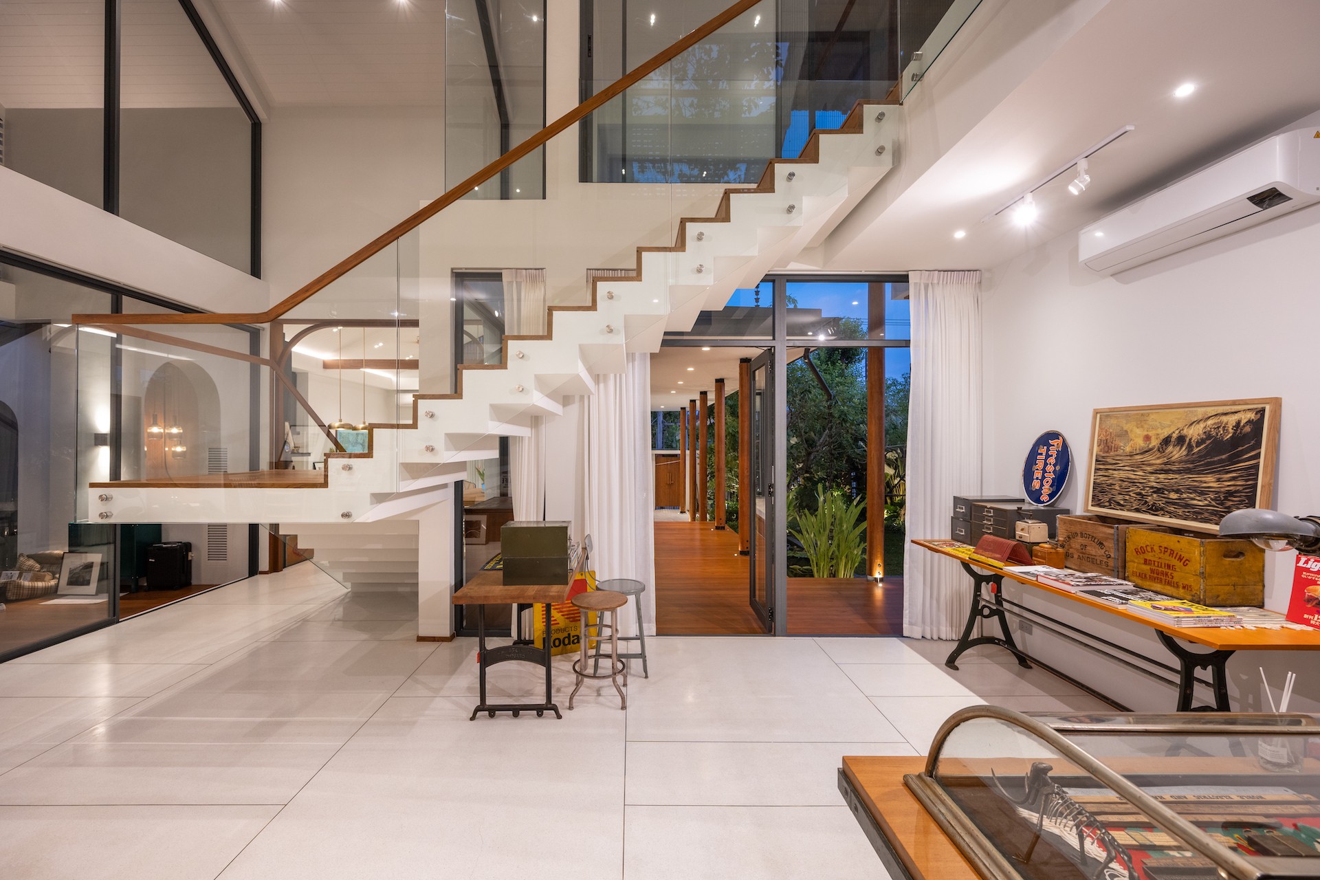 Dot. House. A house that draws on colors and furniture lines for design ...