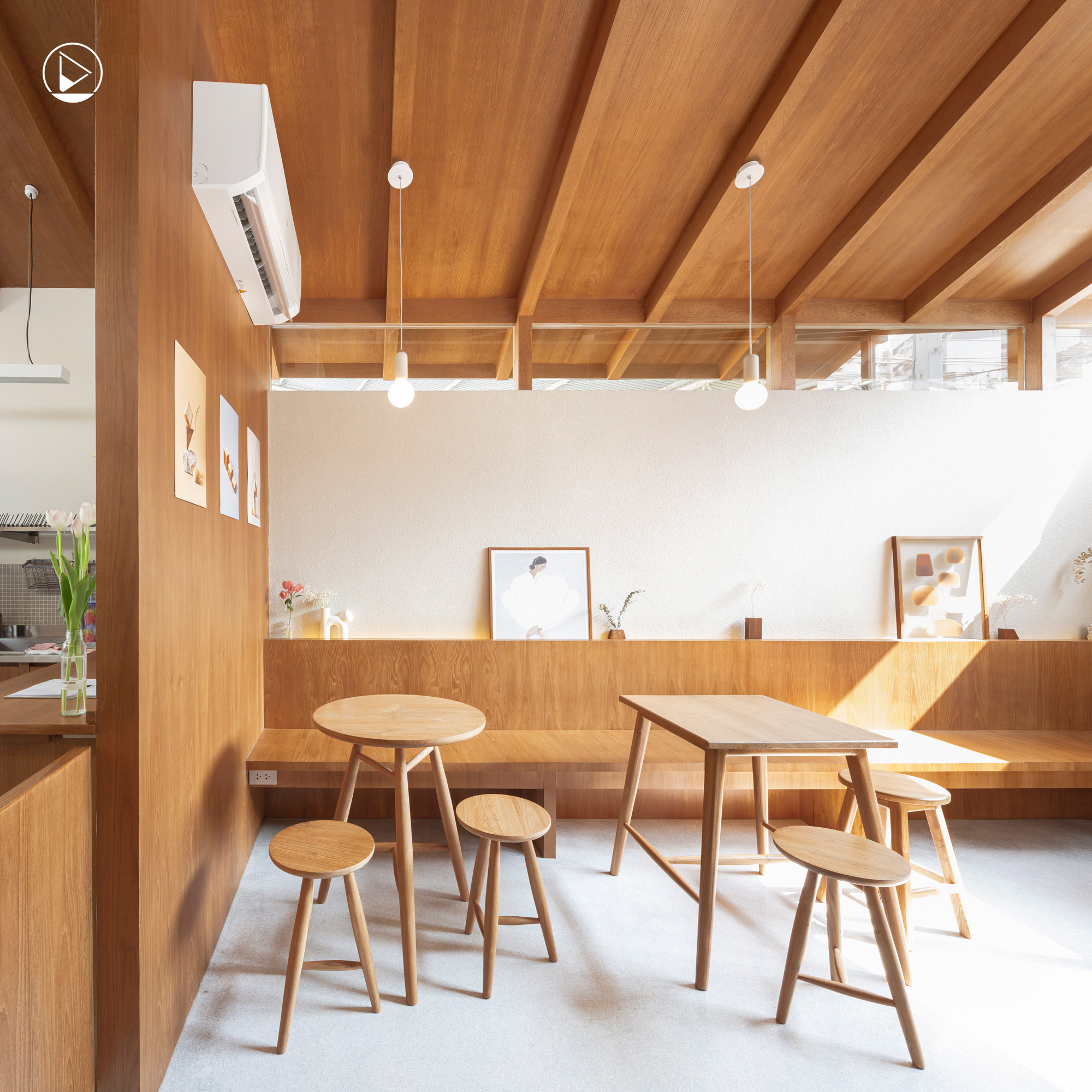 Mindmade คาเฟ่ 50 ตารางเมตร ปิดนอกแต่เปิดในเพื่อใช้ประโยชน์จากแสงธรรมชาติ - Dsign Something