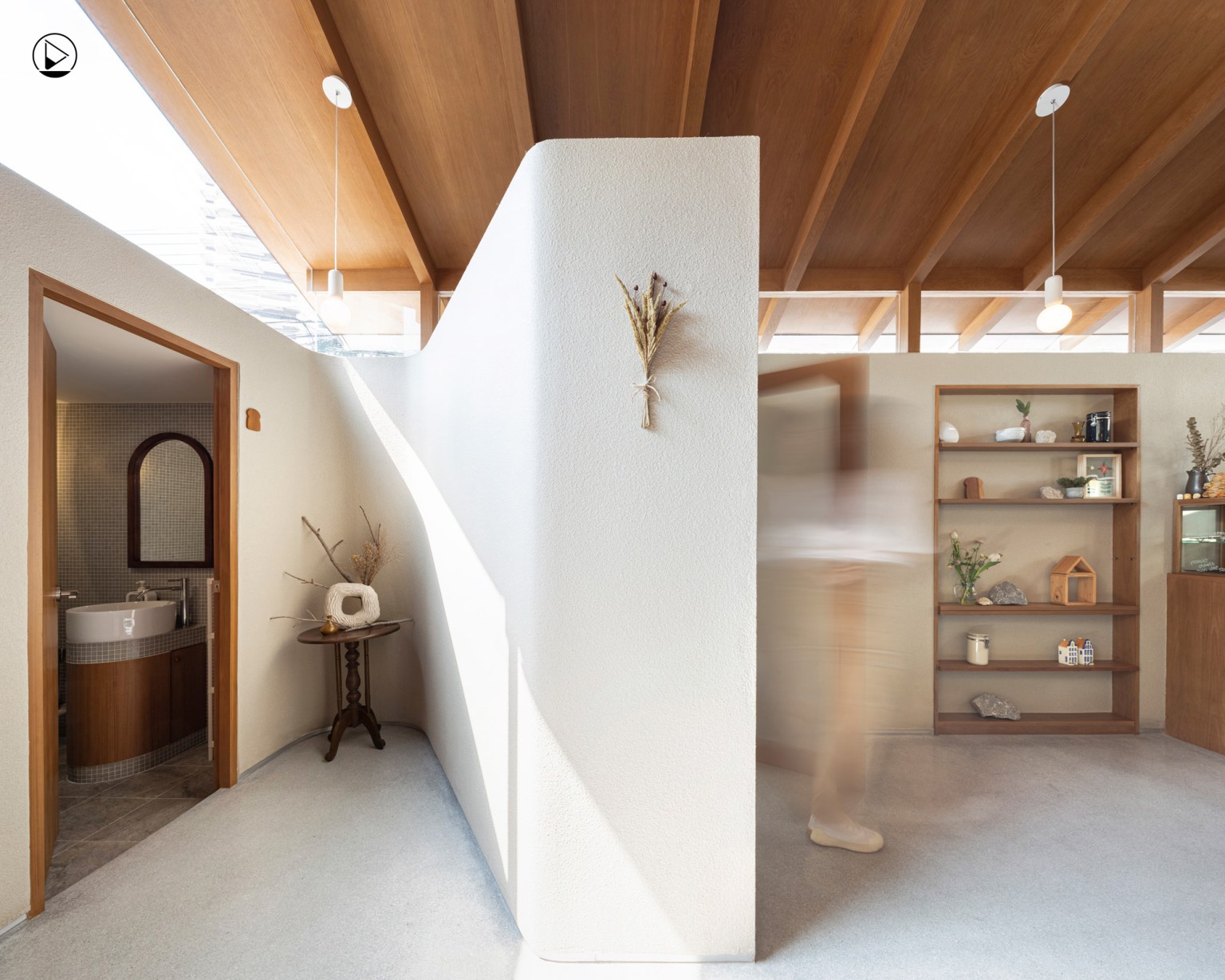 Mindmade คาเฟ่ 50 ตารางเมตร ปิดนอกแต่เปิดในเพื่อใช้ประโยชน์จากแสงธรรมชาติ - Dsign Something