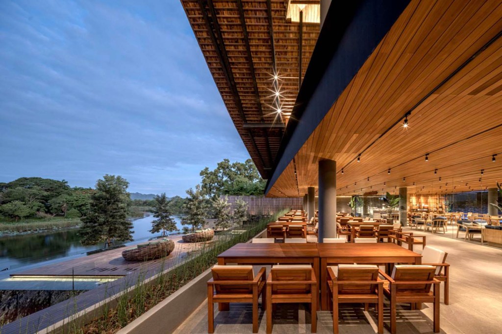 Keeree Tara Riverside หลังคาจั่วใหญ่แบบไทยฟิวชั่น ท่ามกลางแม่น้ำและ ...