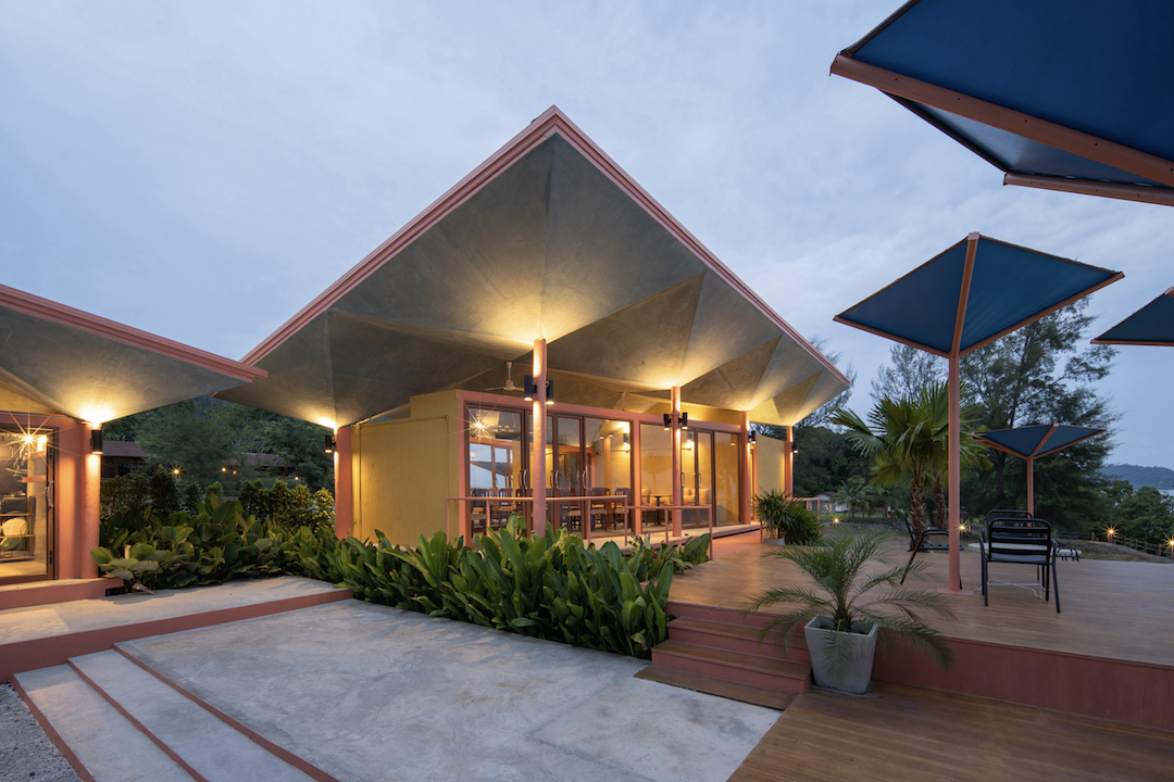 The Cliff Cafe คาเฟ่จ.ตราด เมืองครึ่งร้อยเกาะที่ถ่ายทอดผ่านโครงสร้างร่ม ...