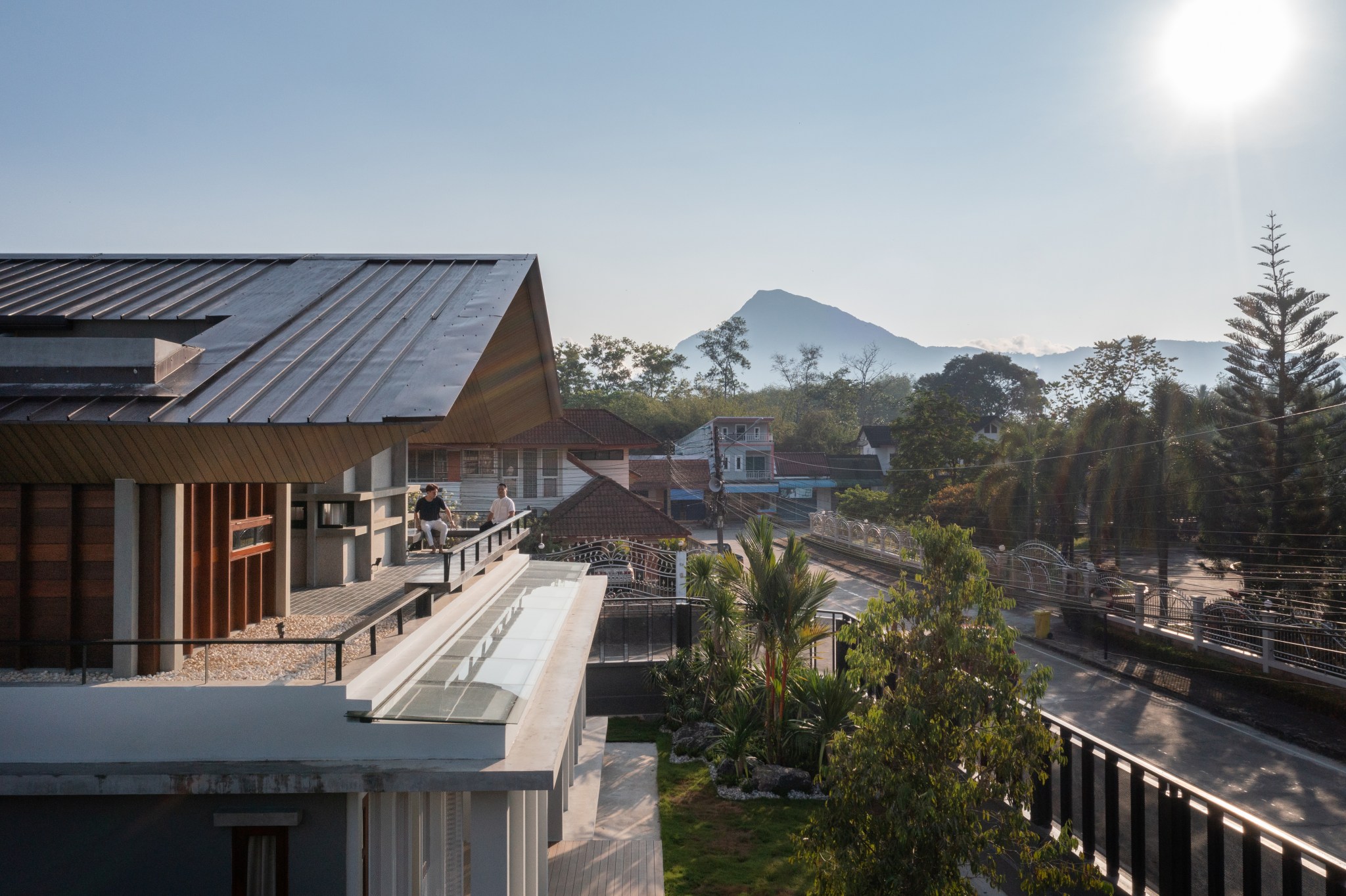 CHUB CHUB HOUSE จากเรือนพื้นถิ่นภาคใต้ สู่บ้านหลังใหม่ที่ดูหนักแน่น ร่วมสมัย แต่แฝงความคุ้นเคย ...