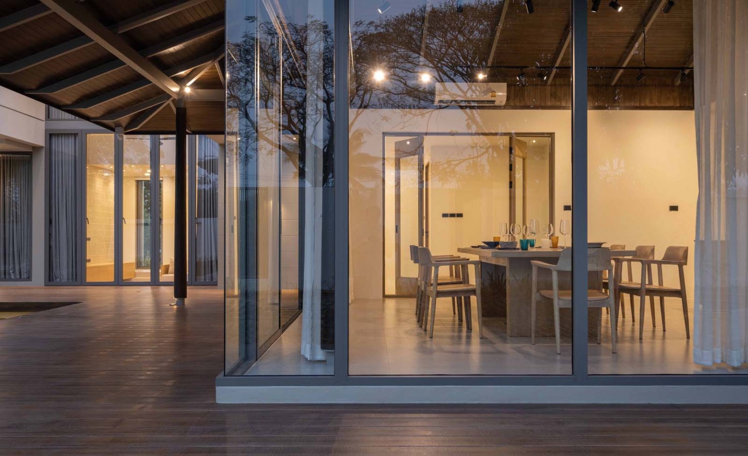 AM House บ้าน Tropical กลางธรรมชาติที่เปิดโล่งแบบ Inside out-Outside in - Dsign Something