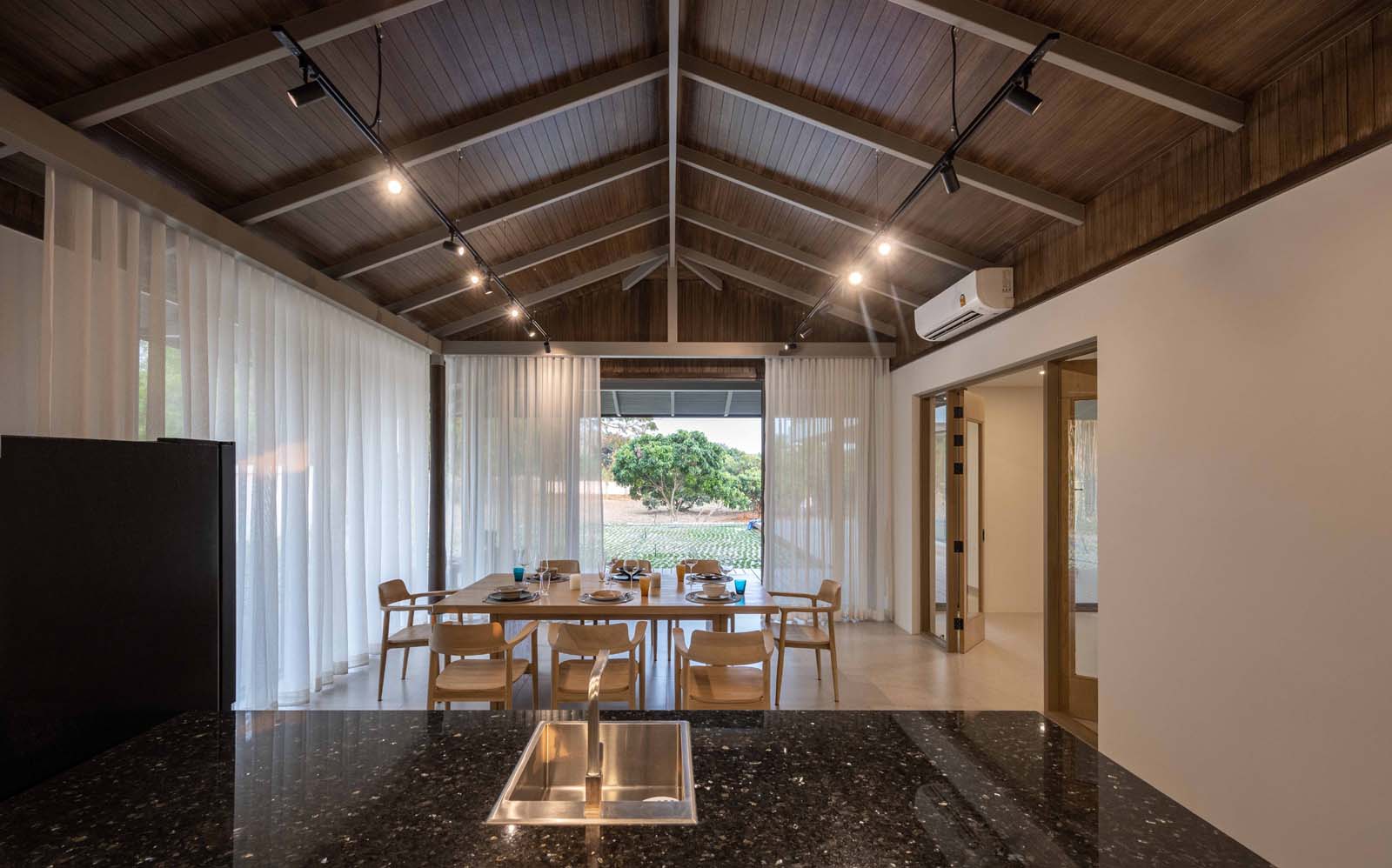 AM House บ้าน Tropical กลางธรรมชาติที่เปิดโล่งแบบ Inside out-Outside in - Dsign Something