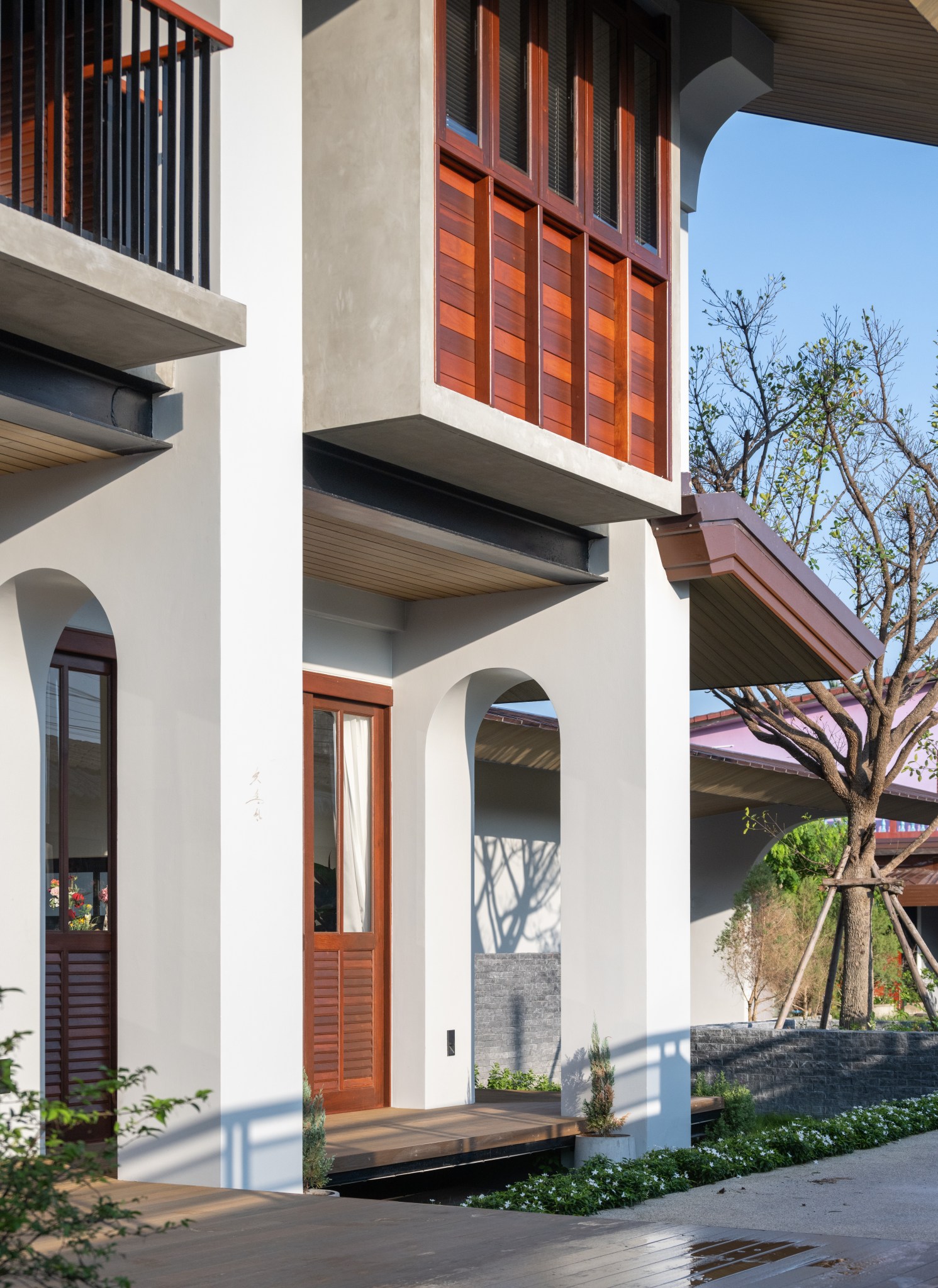 CHUB CHUB HOUSE จากเรือนพื้นถิ่นภาคใต้ สู่บ้านหลังใหม่ที่ดูหนักแน่น ร่วมสมัย แต่แฝงความคุ้นเคย ...