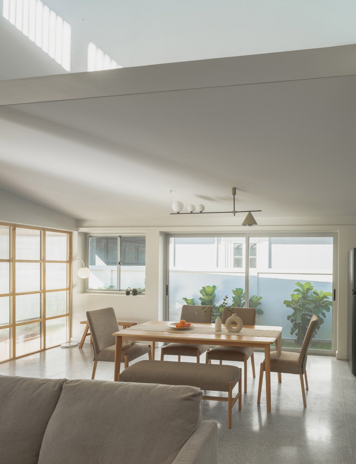 W House ทดลองเชิงพื้นที่ และแบ่งสัดส่วนของบ้านด้วยองค์ประกอบทางสถาปัตยกรรม - Dsign Something