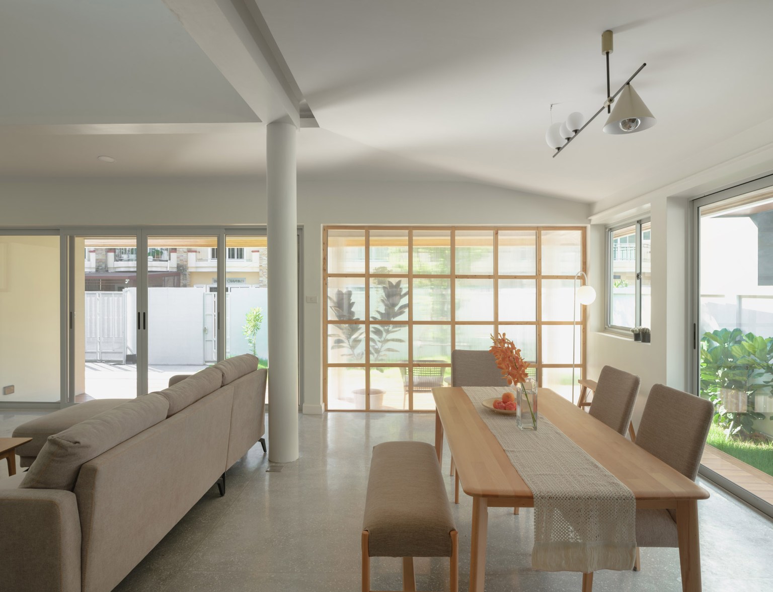 W House ทดลองเชิงพื้นที่ และแบ่งสัดส่วนของบ้านด้วยองค์ประกอบทางสถาปัตยกรรม - Dsign Something