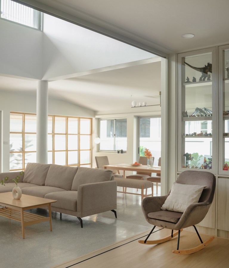 W House ทดลองเชิงพื้นที่ และแบ่งสัดส่วนของบ้านด้วยองค์ประกอบทางสถาปัตยกรรม - Dsign Something