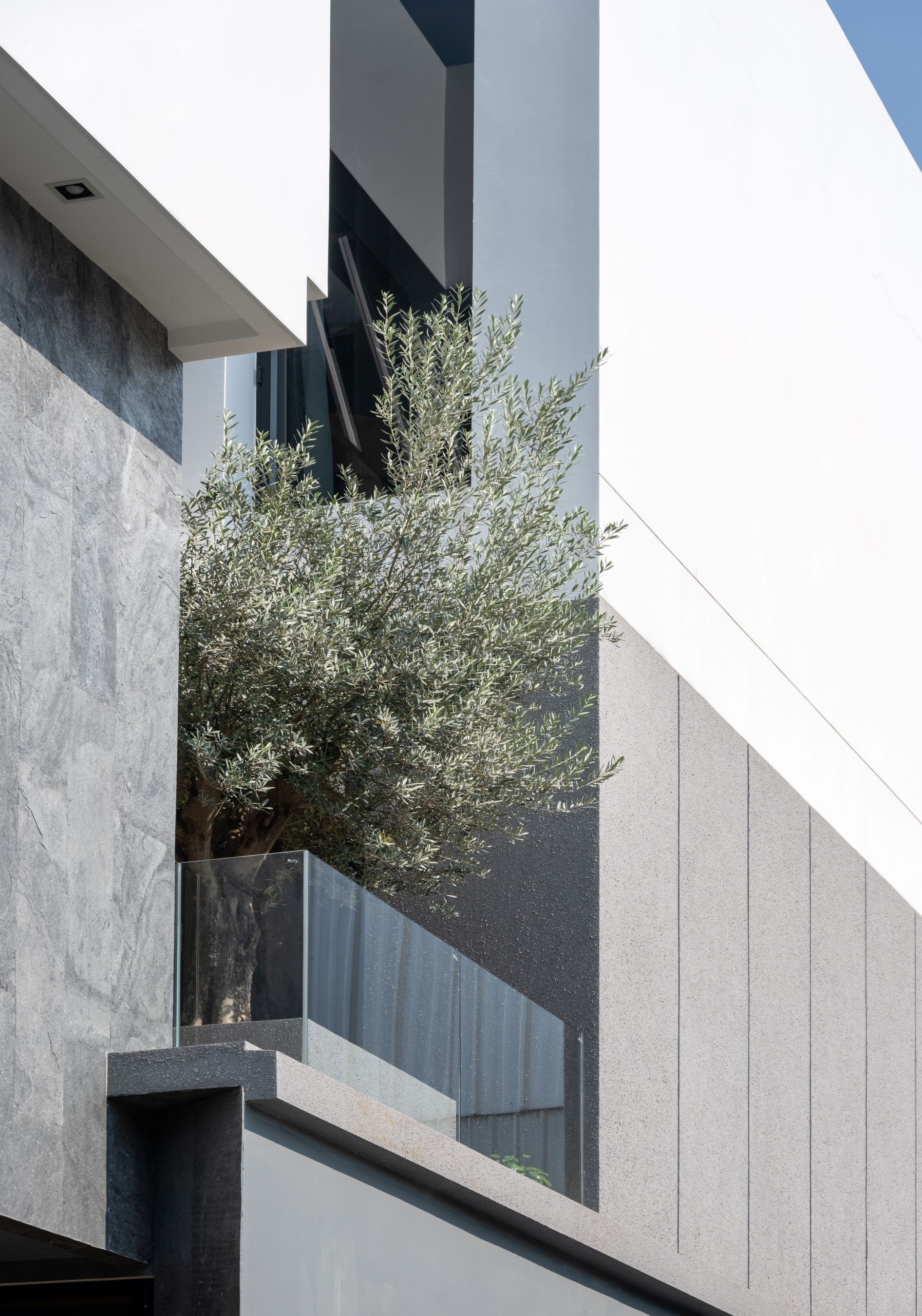 ATP House แก้ปัญหาการอยู่อาศัยบนที่ดินแคบลึก ด้วยทางสัญจรในแนวดิ่ง ...