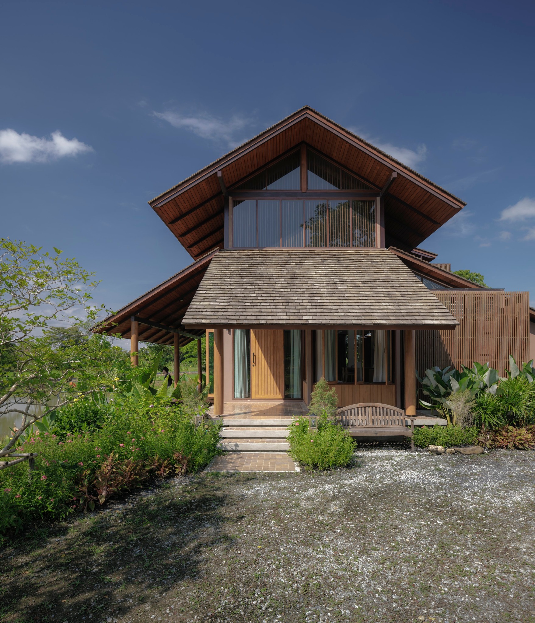 Baan Na Tun ล้อมวิถีชีวิตของบ้านสไตล์ทรอปิคอล ด้วยทุ่งนา บ่อปลา และสวนผัก - Dsign Something