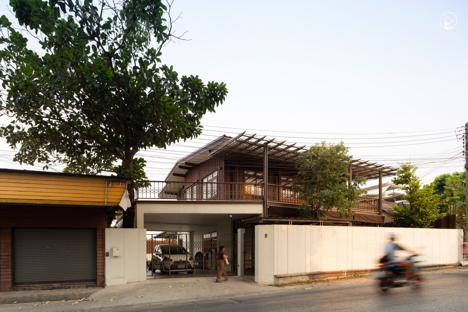 จากรั้วสู่หลังคา Baan Chiang Yuen รีโนเวทบ้านเก่าพร้อมรักษาอัตลักษณ์ของ ...